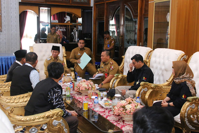KPU Coklit Budi Utomo di Rumah Jabatan Bupati Lampung Utara - BlogGua KPU Coklit Budi Utomo di Rumah Jabatan Bupati Lampung Utara - BlogGua